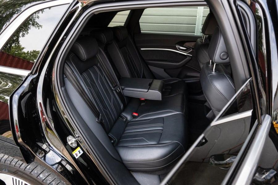 Black Audi E-Tron 2023 in Jelgava, with an engine capacity of 0.00 L and mileage of 83 thousand km for 40050 €, photo 8 on AUTOMOTO.COM.LV