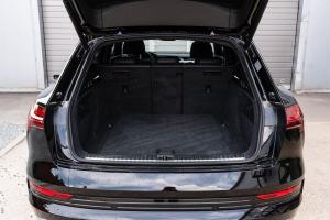 Black Audi E-Tron 2023 in Jelgava, with an engine capacity of 0.00 L and mileage of 83 thousand km for 40050 €, photo 9 on AUTOMOTO.COM.LV