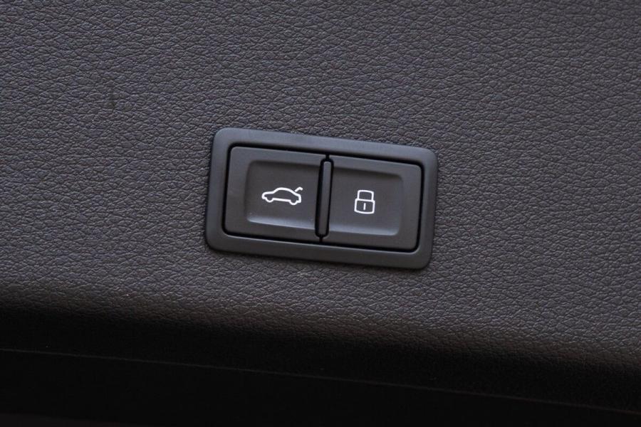 Black Audi E-Tron 2023 in Jelgava, with an engine capacity of 0.00 L and mileage of 83 thousand km for 40050 €, photo 10 on AUTOMOTO.COM.LV