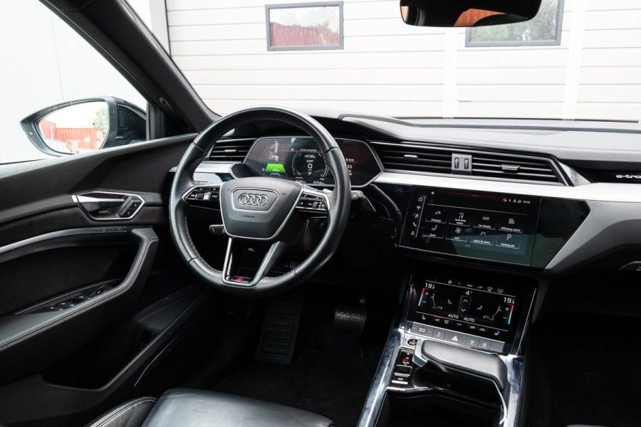 Black Audi E-Tron 2023 in Jelgava, with an engine capacity of 0.00 L and mileage of 83 thousand km for 40050 €, photo 13 on AUTOMOTO.COM.LV