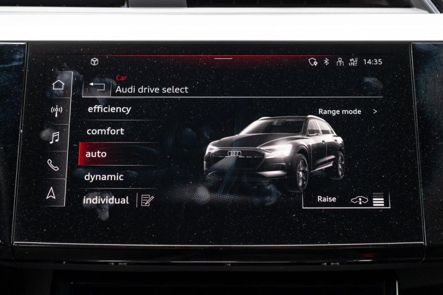Black Audi E-Tron 2023 in Jelgava, with an engine capacity of 0.00 L and mileage of 83 thousand km for 40050 €, photo 19 on AUTOMOTO.COM.LV