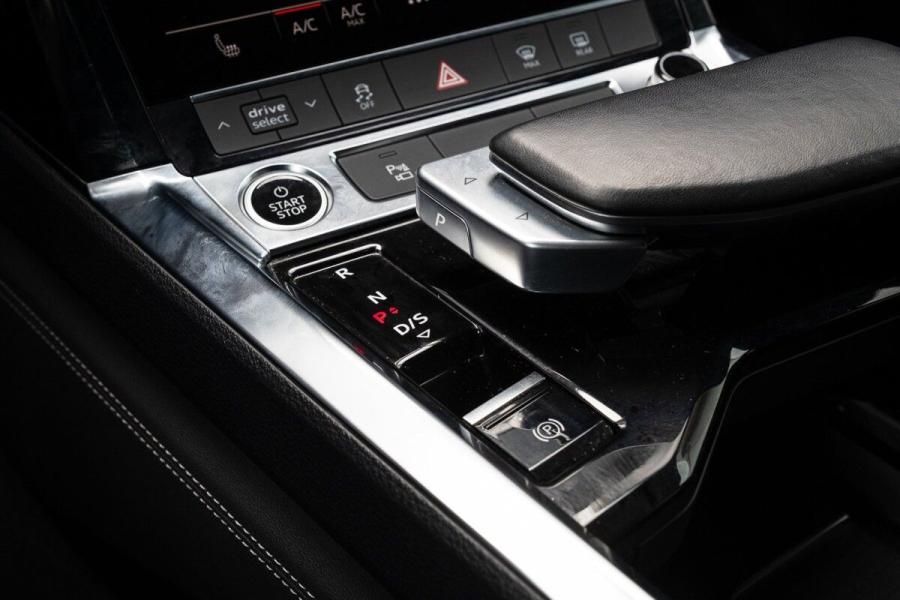 Black Audi E-Tron 2023 in Jelgava, with an engine capacity of 0.00 L and mileage of 83 thousand km for 40050 €, photo 24 on AUTOMOTO.COM.LV
