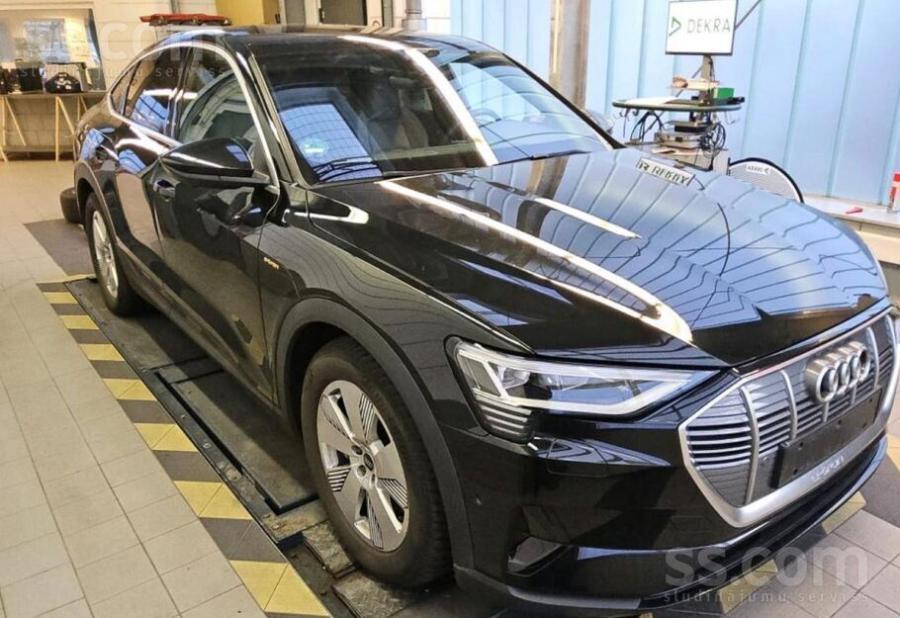 Black Audi E-Tron 2023 in Riga, with an engine capacity of 0.00 L and mileage of 32 thousand km for 35550 €, photo 1 on AUTOMOTO.COM.LV