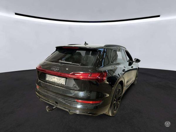 Черный Ауди E-Tron 2023 в Вильнюс, объемом двигателя 0.00 л и пробегом 156 тыс. км за 28990 €, фото 3 на AUTOMOTO.COM.LV