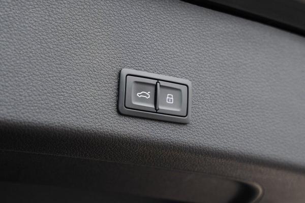 Black Audi E-Tron 2023 in Riga, with an engine capacity of 0.00 L and mileage of 58 thousand km for 37850 €, photo 10 on AUTOMOTO.COM.LV