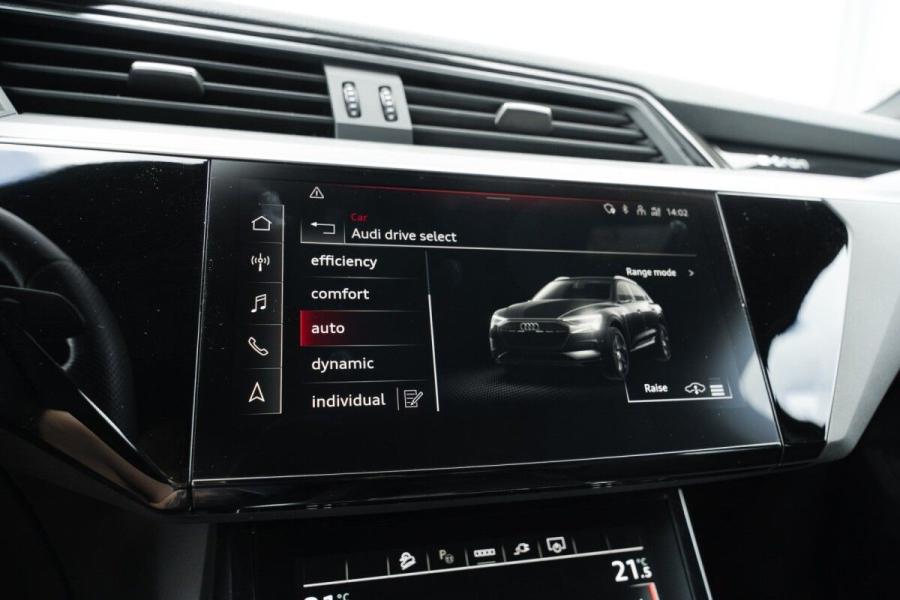 Black Audi E-Tron 2023 in Riga, with an engine capacity of 0.00 L and mileage of 58 thousand km for 37850 €, photo 26 on AUTOMOTO.COM.LV
