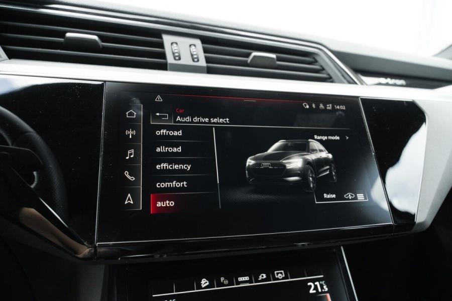 Black Audi E-Tron 2023 in Riga, with an engine capacity of 0.00 L and mileage of 58 thousand km for 37850 €, photo 27 on AUTOMOTO.COM.LV