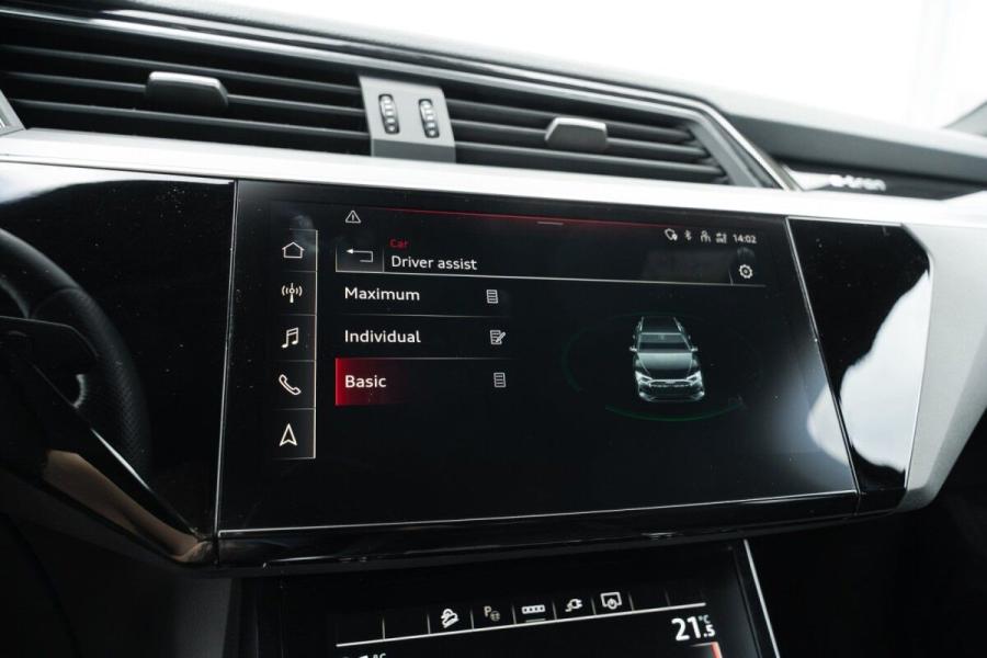 Black Audi E-Tron 2023 in Riga, with an engine capacity of 0.00 L and mileage of 58 thousand km for 37850 €, photo 28 on AUTOMOTO.COM.LV