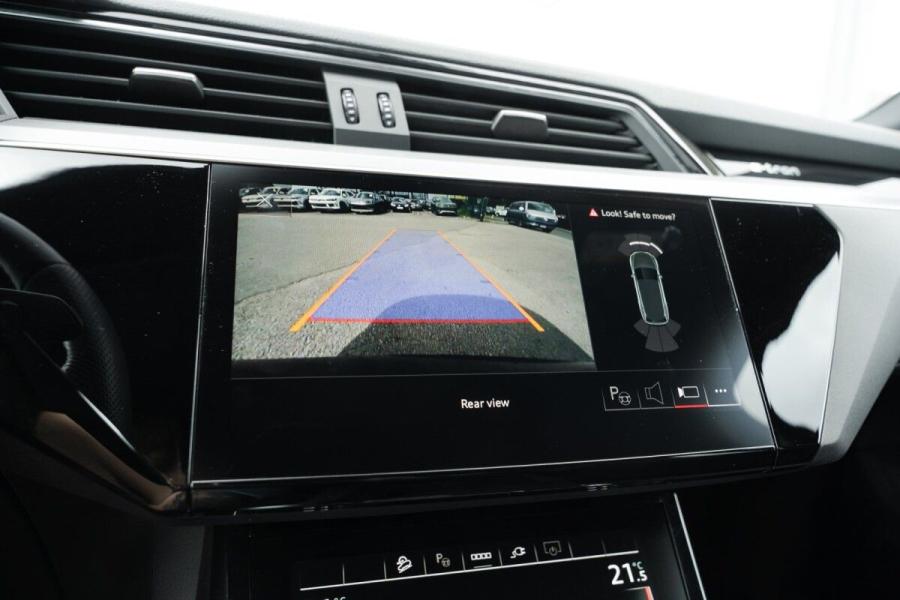 Black Audi E-Tron 2023 in Riga, with an engine capacity of 0.00 L and mileage of 58 thousand km for 37850 €, photo 33 on AUTOMOTO.COM.LV