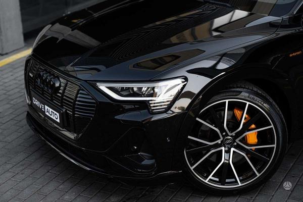 Black Audi E-Tron 2023 in Vilnius, with an engine capacity of 0.00 L and mileage of 100 thousand km for 33900 €, photo 2 on AUTOMOTO.COM.LV