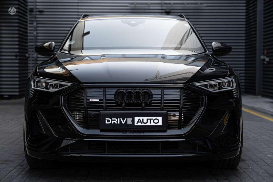 Черный Ауди E-Tron 2023 в Вильнюс, объемом двигателя 0.00 л и пробегом 100 тыс. км за 33900 €, фото 5 на AUTOMOTO.COM.LV