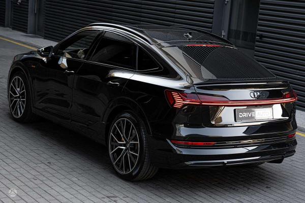 Black Audi E-Tron 2023 in Vilnius, with an engine capacity of 0.00 L and mileage of 100 thousand km for 33900 €, photo 5 on AUTOMOTO.COM.LV