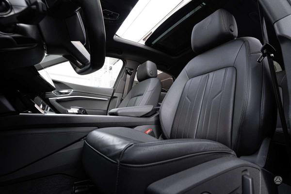 Black Audi E-Tron 2023 in Vilnius, with an engine capacity of 0.00 L and mileage of 100 thousand km for 33900 €, photo 8 on AUTOMOTO.COM.LV