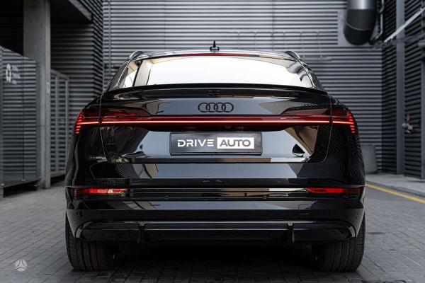Black Audi E-Tron 2023 in Vilnius, with an engine capacity of 0.00 L and mileage of 100 thousand km for 33900 €, photo 10 on AUTOMOTO.COM.LV