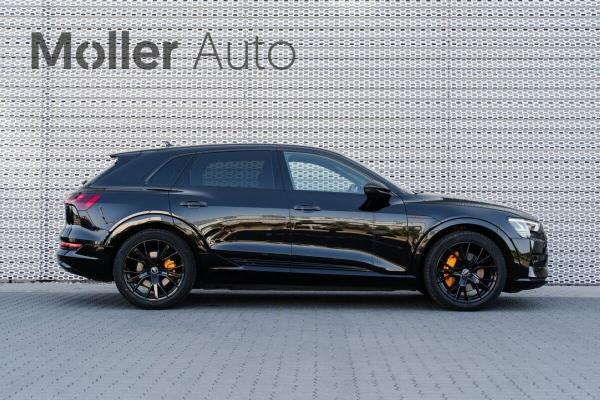Black Audi E-Tron 2023 in Marupe, with an engine capacity of 0.00 L and mileage of 41 thousand km for 42150 €, photo 5 on AUTOMOTO.COM.LV