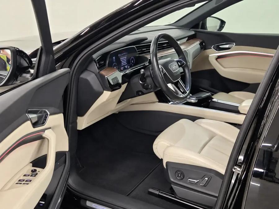 Melns Audi E-Tron 2023 Mārupe, ar dzinēja tilpumu 0.00 L un nobraukumu 90 tūkst. km par 33990 €, foto 7 vietnē AUTOMOTO.COM.LV