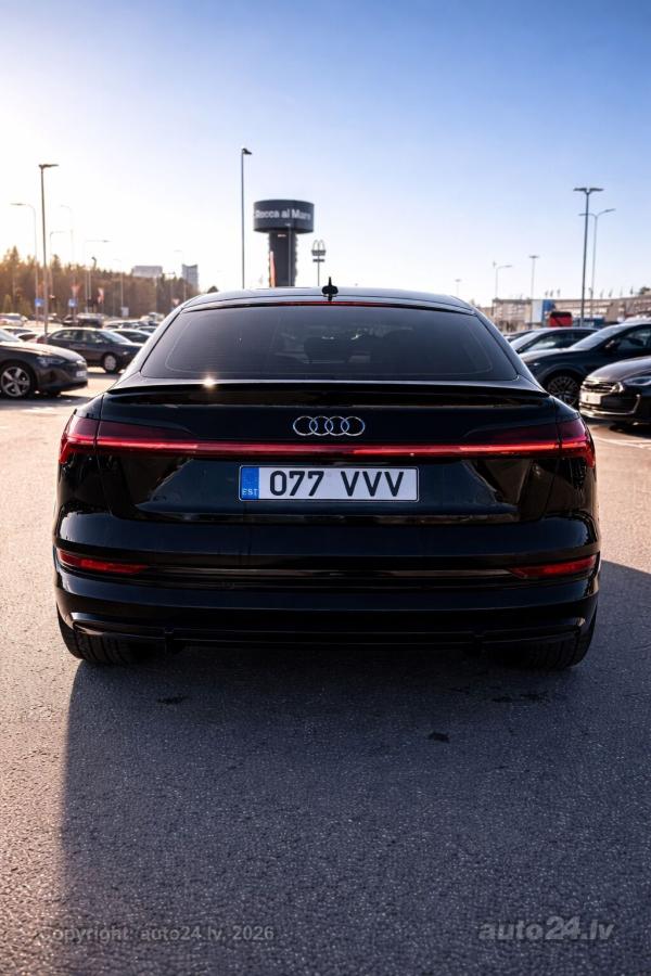 Melns Audi E-Tron 2020 Tallina, ar dzinēja tilpumu 0.00 L un nobraukumu 161 tūkst. km par 27900 €, foto 4 vietnē AUTOMOTO.COM.LV