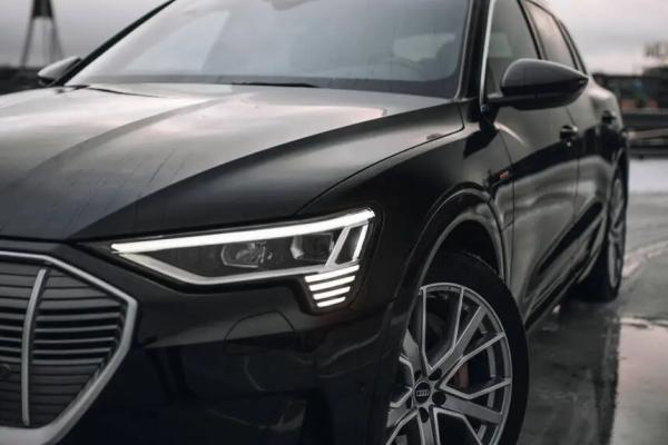 Черный Ауди E-Tron 2020 в Рига, объемом двигателя 0.00 л и пробегом 48 тыс. км за 41150 €, фото 2 на AUTOMOTO.COM.LV