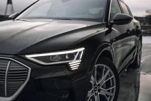 Black Audi E-Tron 2020 in Riga, with an engine capacity of 0.00 L and mileage of 48 thousand km for 41150 €, photo 3 on AUTOMOTO.COM.LV
