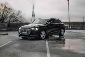 Black Audi E-Tron 2020 in Riga, with an engine capacity of 0.00 L and mileage of 48 thousand km for 41150 €, photo 4 on AUTOMOTO.COM.LV