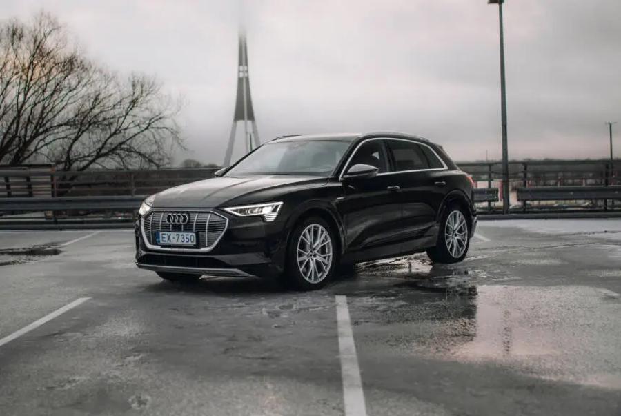 Black Audi E-Tron 2020 in Riga, with an engine capacity of 0.00 L and mileage of 48 thousand km for 41150 €, photo 4 on AUTOMOTO.COM.LV