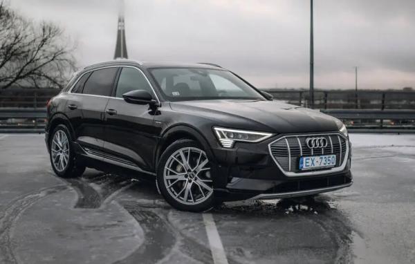 Черный Ауди E-Tron 2020 в Рига, объемом двигателя 0.00 л и пробегом 48 тыс. км за 41150 €, фото 5 на AUTOMOTO.COM.LV