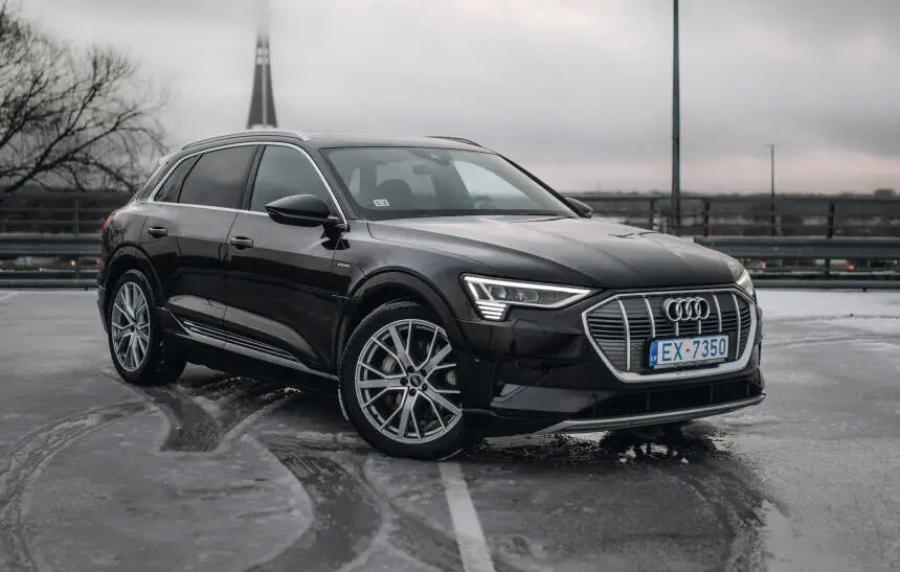 Black Audi E-Tron 2020 in Riga, with an engine capacity of 0.00 L and mileage of 48 thousand km for 41150 €, photo 6 on AUTOMOTO.COM.LV