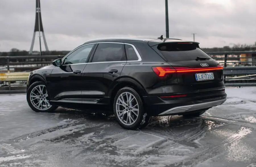 Black Audi E-Tron 2020 in Riga, with an engine capacity of 0.00 L and mileage of 48 thousand km for 41150 €, photo 8 on AUTOMOTO.COM.LV