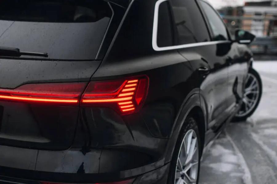 Black Audi E-Tron 2020 in Riga, with an engine capacity of 0.00 L and mileage of 48 thousand km for 41150 €, photo 9 on AUTOMOTO.COM.LV