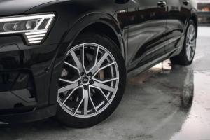 Black Audi E-Tron 2020 in Riga, with an engine capacity of 0.00 L and mileage of 48 thousand km for 41150 €, photo 10 on AUTOMOTO.COM.LV