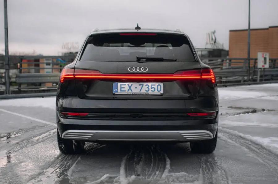 Black Audi E-Tron 2020 in Riga, with an engine capacity of 0.00 L and mileage of 48 thousand km for 41150 €, photo 12 on AUTOMOTO.COM.LV