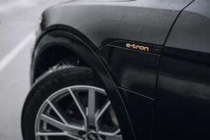 Black Audi E-Tron 2020 in Riga, with an engine capacity of 0.00 L and mileage of 48 thousand km for 41150 €, photo 13 on AUTOMOTO.COM.LV