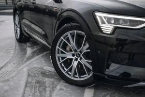 Black Audi E-Tron 2020 in Riga, with an engine capacity of 0.00 L and mileage of 48 thousand km for 41150 €, photo 14 on AUTOMOTO.COM.LV