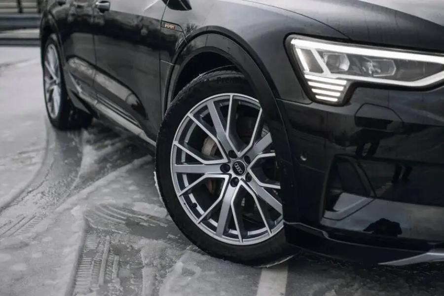 Black Audi E-Tron 2020 in Riga, with an engine capacity of 0.00 L and mileage of 48 thousand km for 41150 €, photo 14 on AUTOMOTO.COM.LV