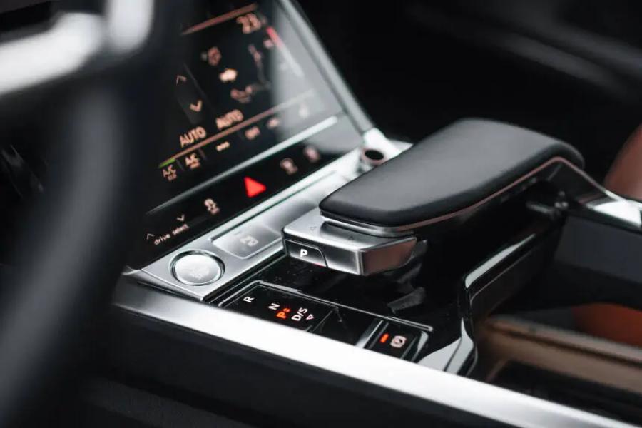 Black Audi E-Tron 2020 in Riga, with an engine capacity of 0.00 L and mileage of 48 thousand km for 41150 €, photo 17 on AUTOMOTO.COM.LV