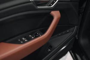 Black Audi E-Tron 2020 in Riga, with an engine capacity of 0.00 L and mileage of 48 thousand km for 41150 €, photo 21 on AUTOMOTO.COM.LV