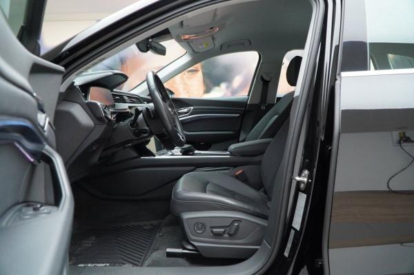 Black Audi E-Tron 2022 in Peetri, with an engine capacity of 0.00 L and mileage of 41 thousand km for 33450 €, photo 8 on AUTOMOTO.COM.LV