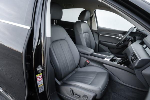 Black Audi E-Tron 2023 in Riga, with an engine capacity of 0.00 L and mileage of 55 thousand km for 39500 €, photo 5 on AUTOMOTO.COM.LV