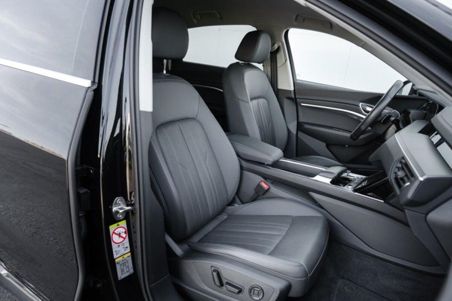 Black Audi E-Tron 2023 in Riga, with an engine capacity of 0.00 L and mileage of 55 thousand km for 39500 €, photo 6 on AUTOMOTO.COM.LV