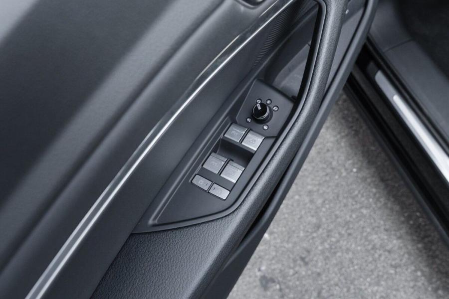 Black Audi E-Tron 2023 in Riga, with an engine capacity of 0.00 L and mileage of 55 thousand km for 39500 €, photo 10 on AUTOMOTO.COM.LV