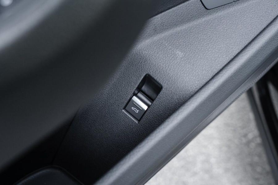 Black Audi E-Tron 2023 in Riga, with an engine capacity of 0.00 L and mileage of 55 thousand km for 39500 €, photo 11 on AUTOMOTO.COM.LV