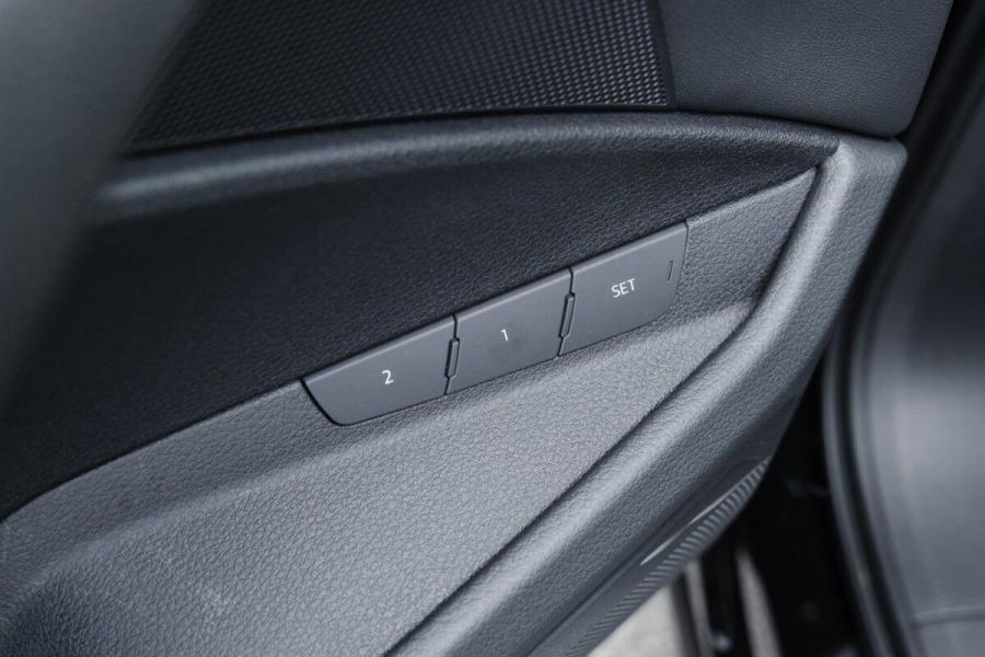Black Audi E-Tron 2023 in Riga, with an engine capacity of 0.00 L and mileage of 55 thousand km for 39500 €, photo 12 on AUTOMOTO.COM.LV