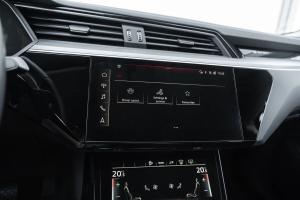 Black Audi E-Tron 2023 in Riga, with an engine capacity of 0.00 L and mileage of 55 thousand km for 39500 €, photo 29 on AUTOMOTO.COM.LV