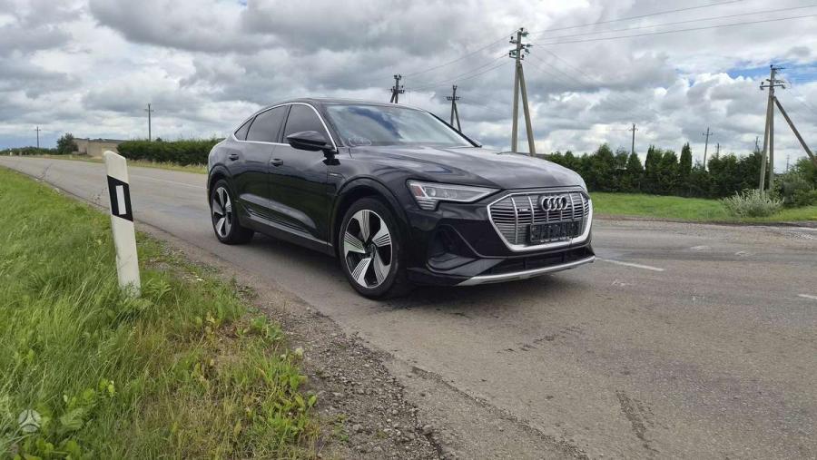 Black Audi E-Tron 2022 in Kaunas, with an engine capacity of 0.00 L and mileage of 30 thousand km for 25500 €, photo 1 on AUTOMOTO.COM.LV