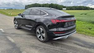 Black Audi E-Tron 2022 in Kaunas, with an engine capacity of 0.00 L and mileage of 30 thousand km for 25500 €, photo 4 on AUTOMOTO.COM.LV
