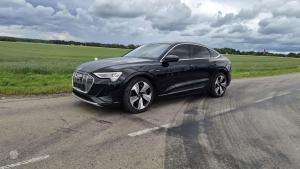 Black Audi E-Tron 2022 in Kaunas, with an engine capacity of 0.00 L and mileage of 30 thousand km for 25500 €, photo 5 on AUTOMOTO.COM.LV