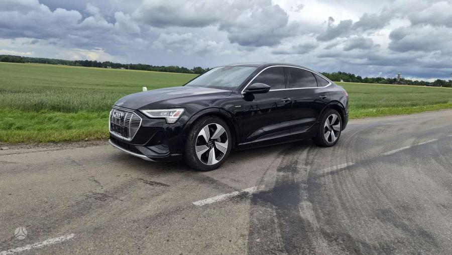 Black Audi E-Tron 2022 in Kaunas, with an engine capacity of 0.00 L and mileage of 30 thousand km for 25500 €, photo 5 on AUTOMOTO.COM.LV