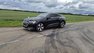 Black Audi E-Tron 2022 in Kaunas, with an engine capacity of 0.00 L and mileage of 30 thousand km for 25500 €, photo 6 on AUTOMOTO.COM.LV