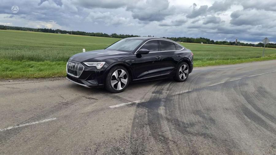 Black Audi E-Tron 2022 in Kaunas, with an engine capacity of 0.00 L and mileage of 30 thousand km for 25500 €, photo 6 on AUTOMOTO.COM.LV