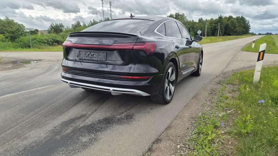 Black Audi E-Tron 2022 in Kaunas, with an engine capacity of 0.00 L and mileage of 30 thousand km for 25500 €, photo 7 on AUTOMOTO.COM.LV
